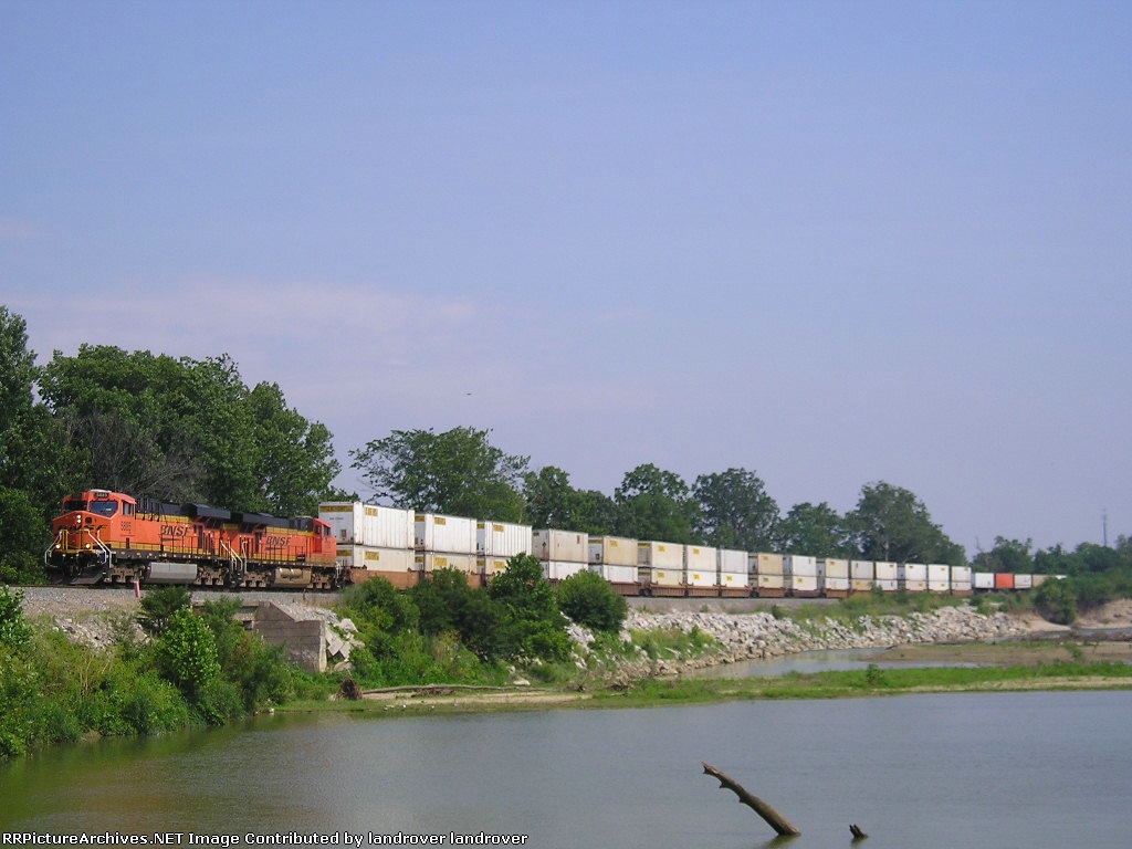 BNSF 5885 On NS 216 Westbound